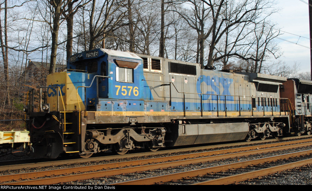 CSX C40-8 7576 trails on Q439-10